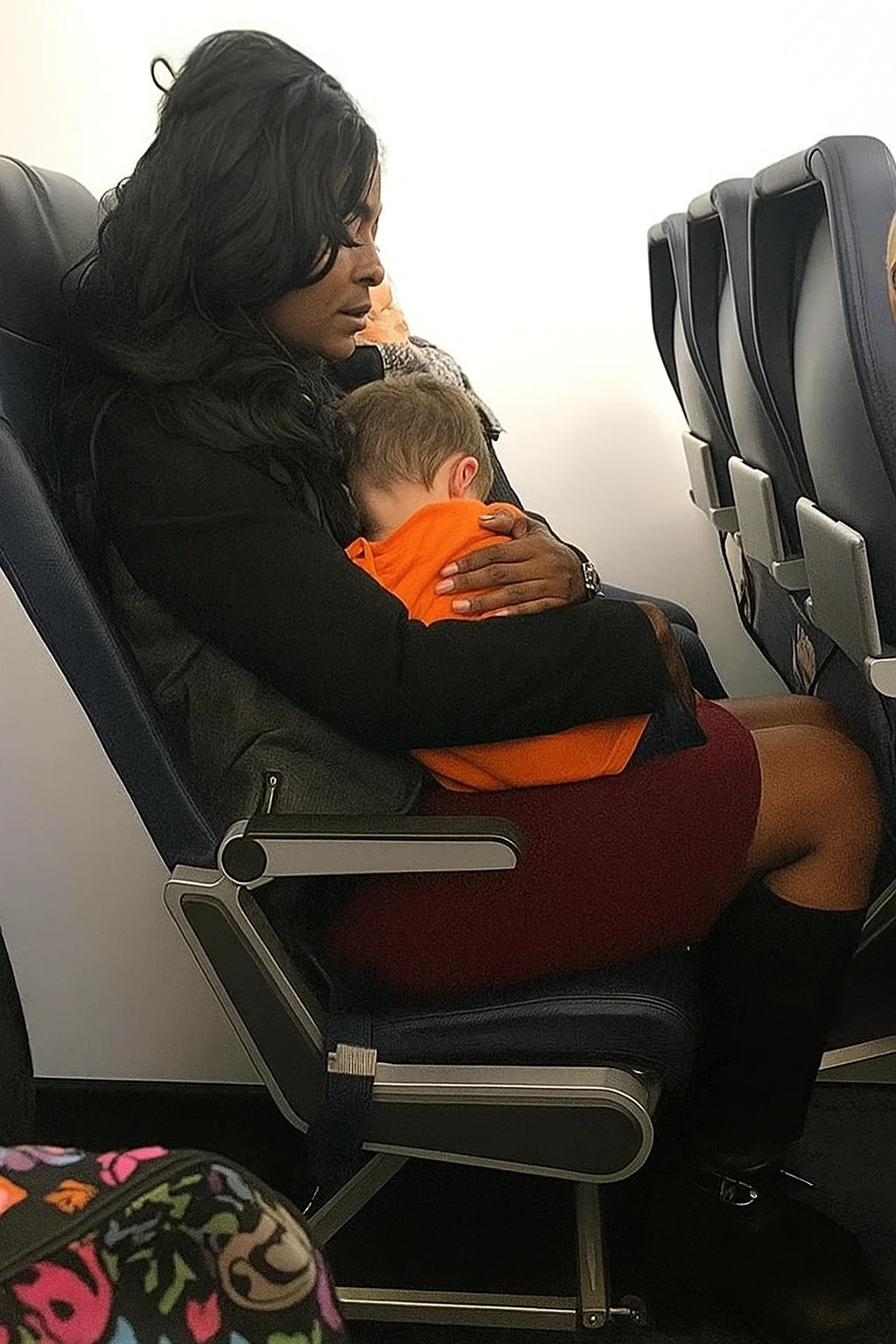 HE CRAWLED INTO MY LAP MID-FLIGHT—AND NO ONE CAME TO CLAIM HIM – USA